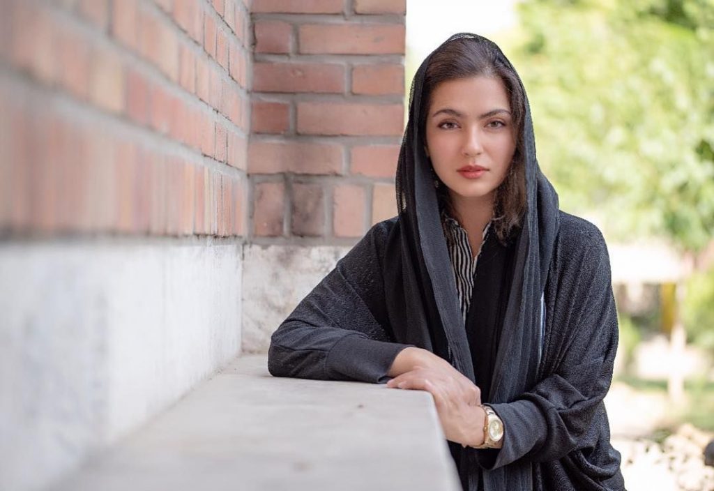 بیوگرافی مونا کرمی از بازیگری تا آثار هنری و فیلم و سریال های او